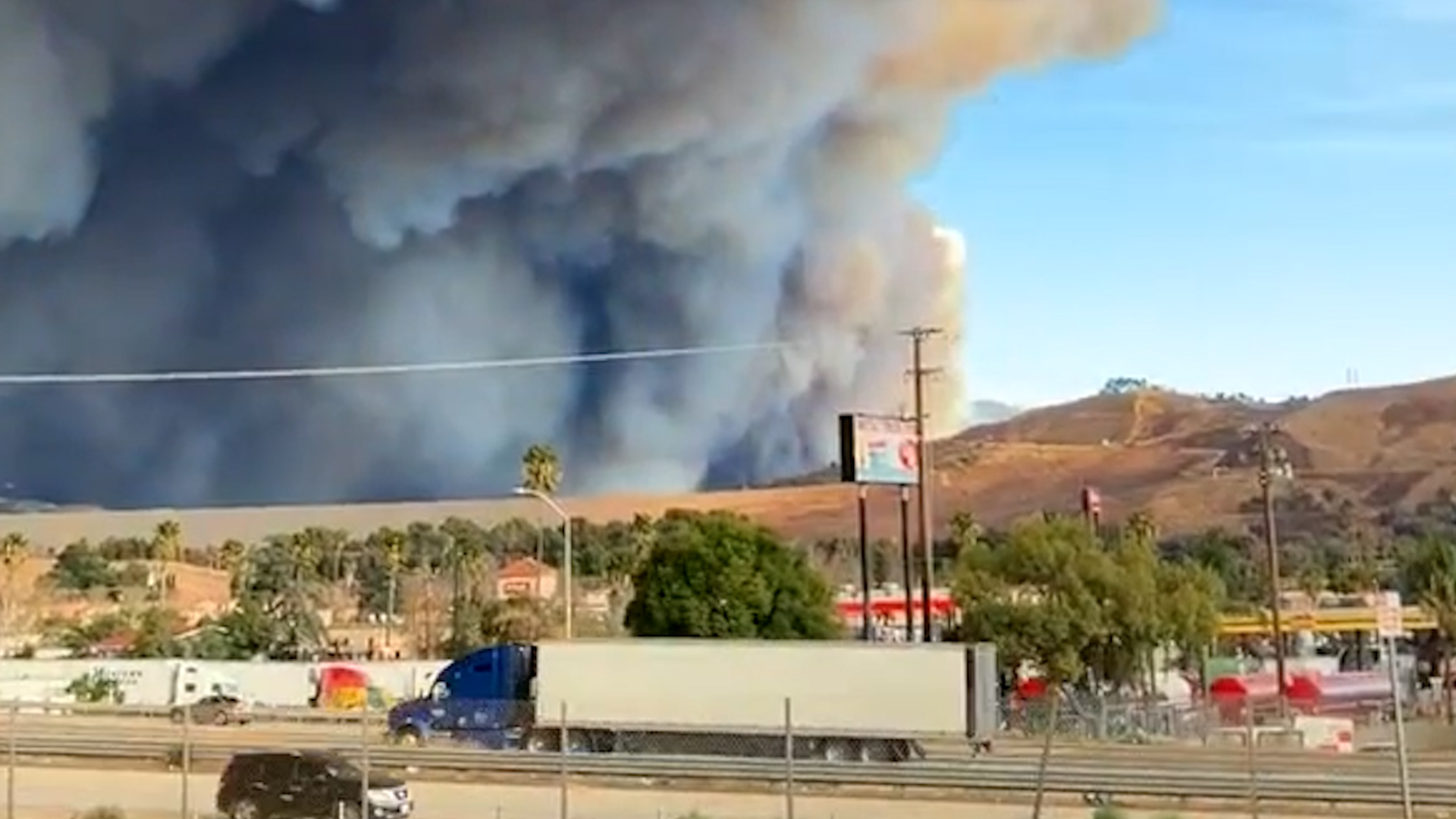 Massive plumes of smoke engulf town north of Los Angeles as Hughes Fire ...