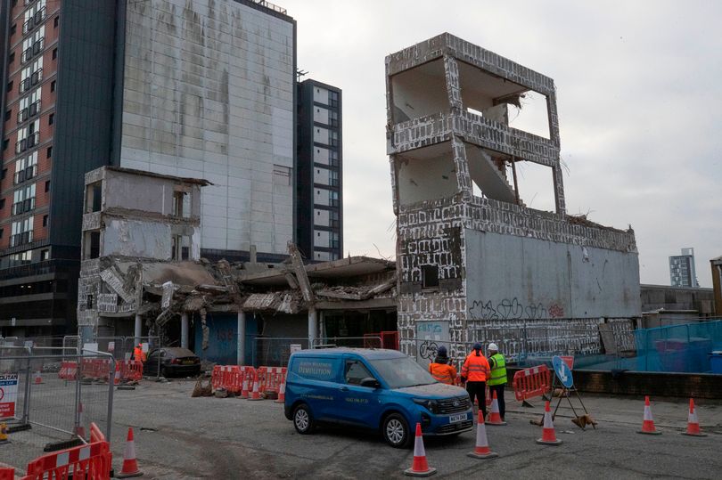 Dramatics images show Glasgow building collapse as cars left crushed ...