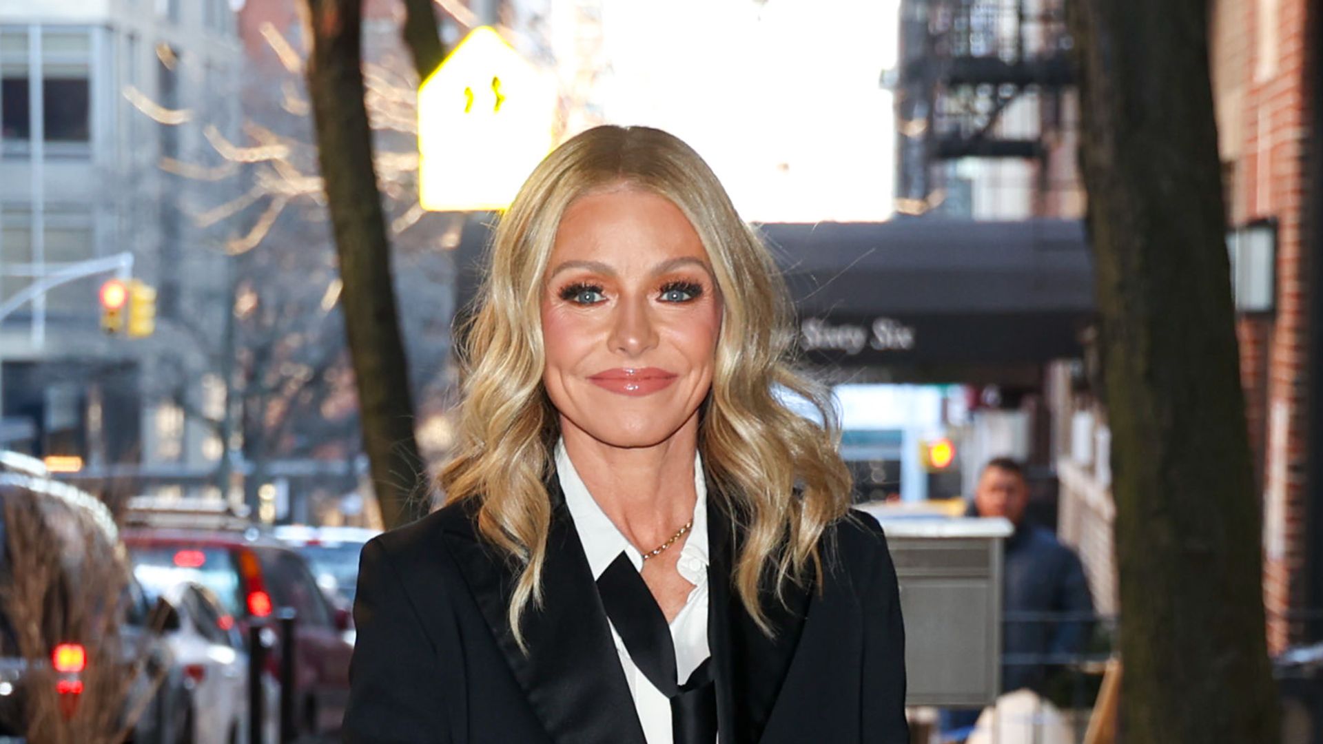 Kelly Ripa oozes chic in strapless dress and bombshell curls as she ...