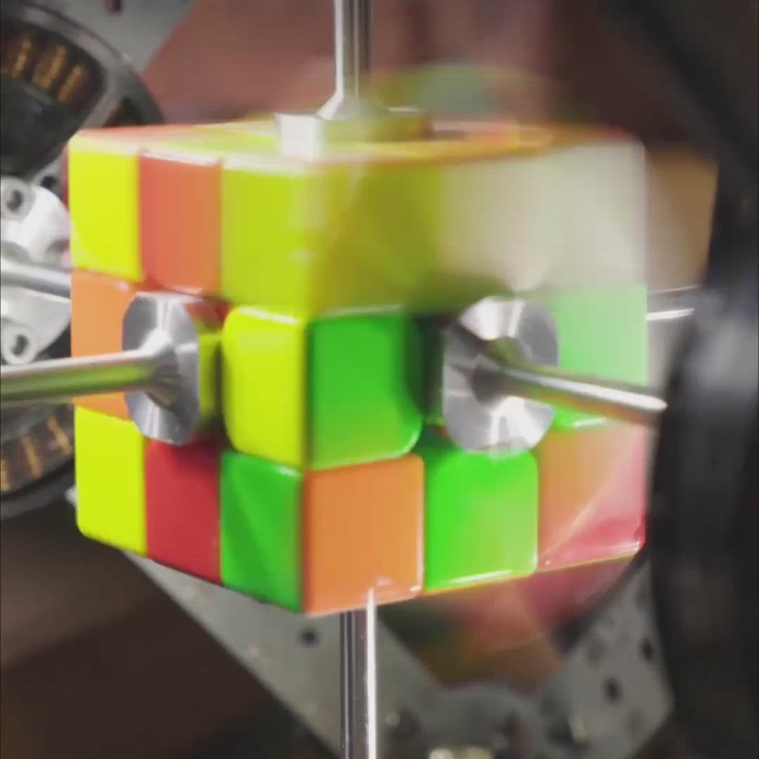 Así se ve el récord del mundo en resolver un cubo de Rubik por un robot ...