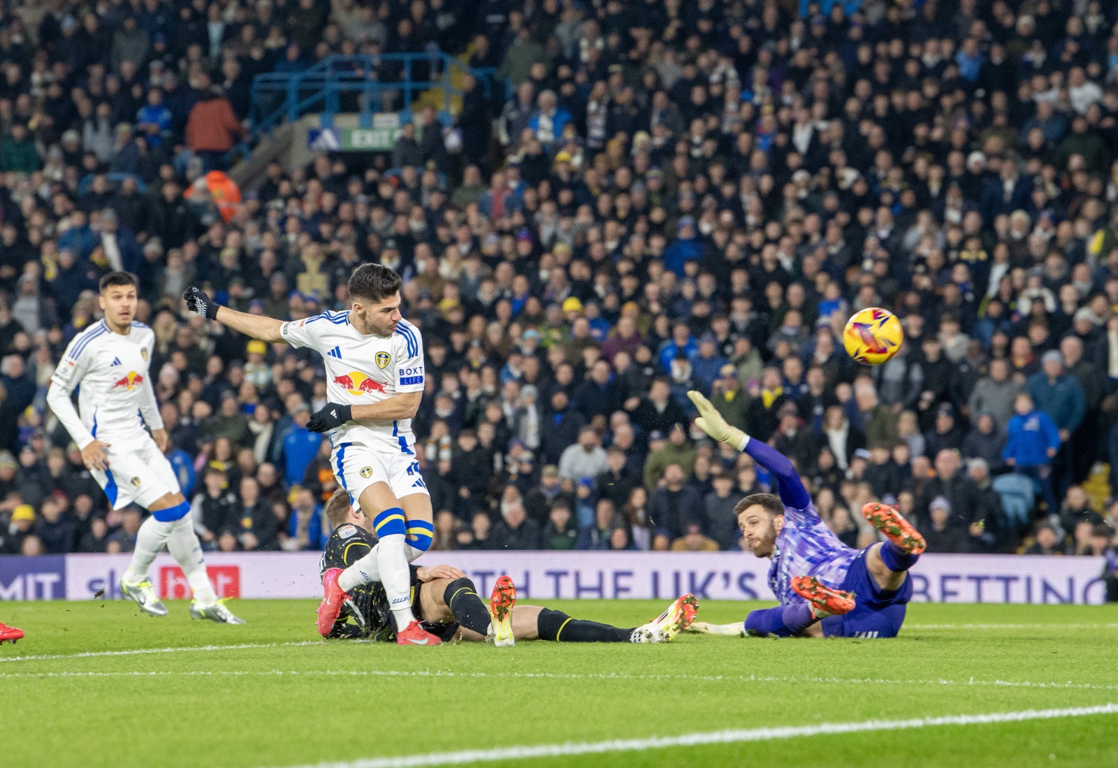 Leeds United bench verbals, attendance dig, Bournemouth reunion and off ...