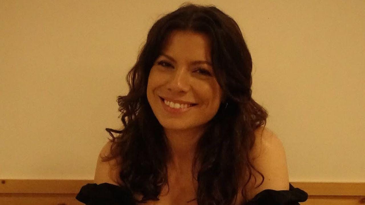 Márcia Soares mostra-se em topless na praia e incendeia as redes sociais! Veja aqui a imagem