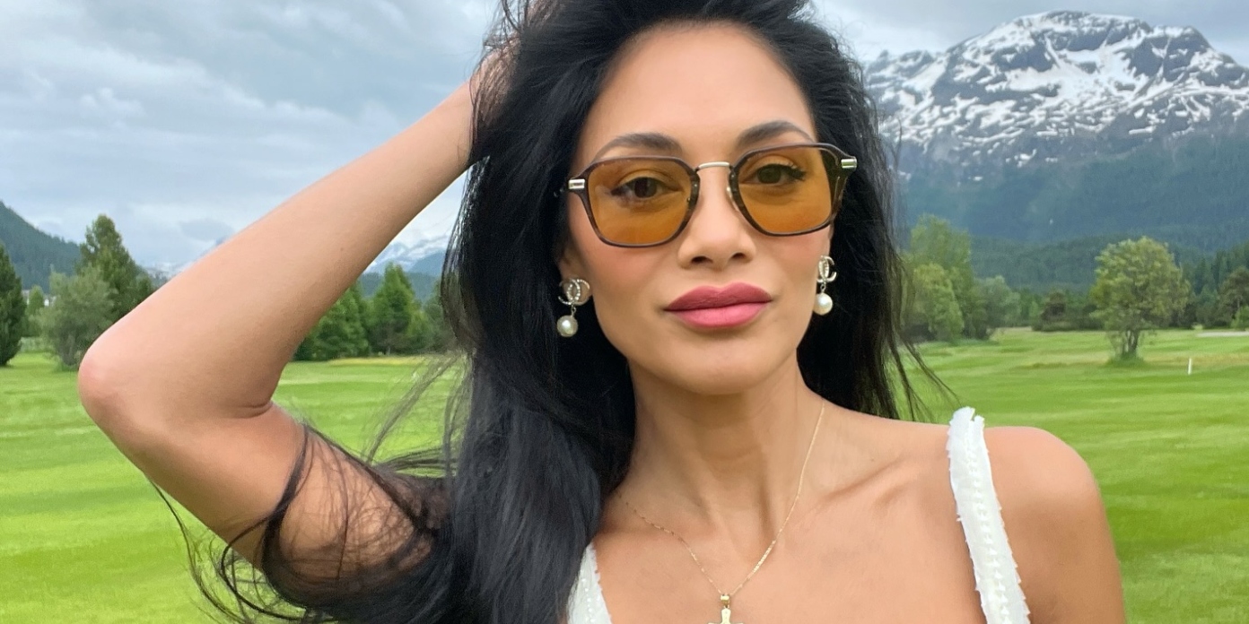 In un abito attillato, questa cantante di 46 anni mette in risalto la ...