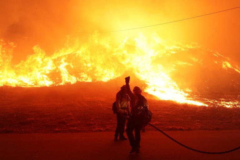 Photos: Hughes fire in Castaic explodes to more than 9,000 acres in ...