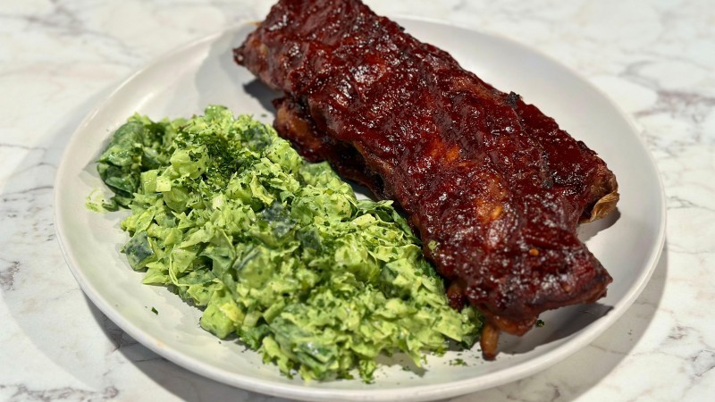 La receta de los ribs a la barbacoa con ensalada de repollo