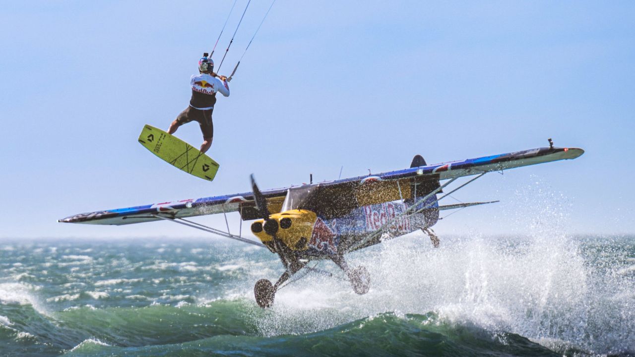 Kitesurfista neerlandés logra la proeza mundial de saltar encima de un ...