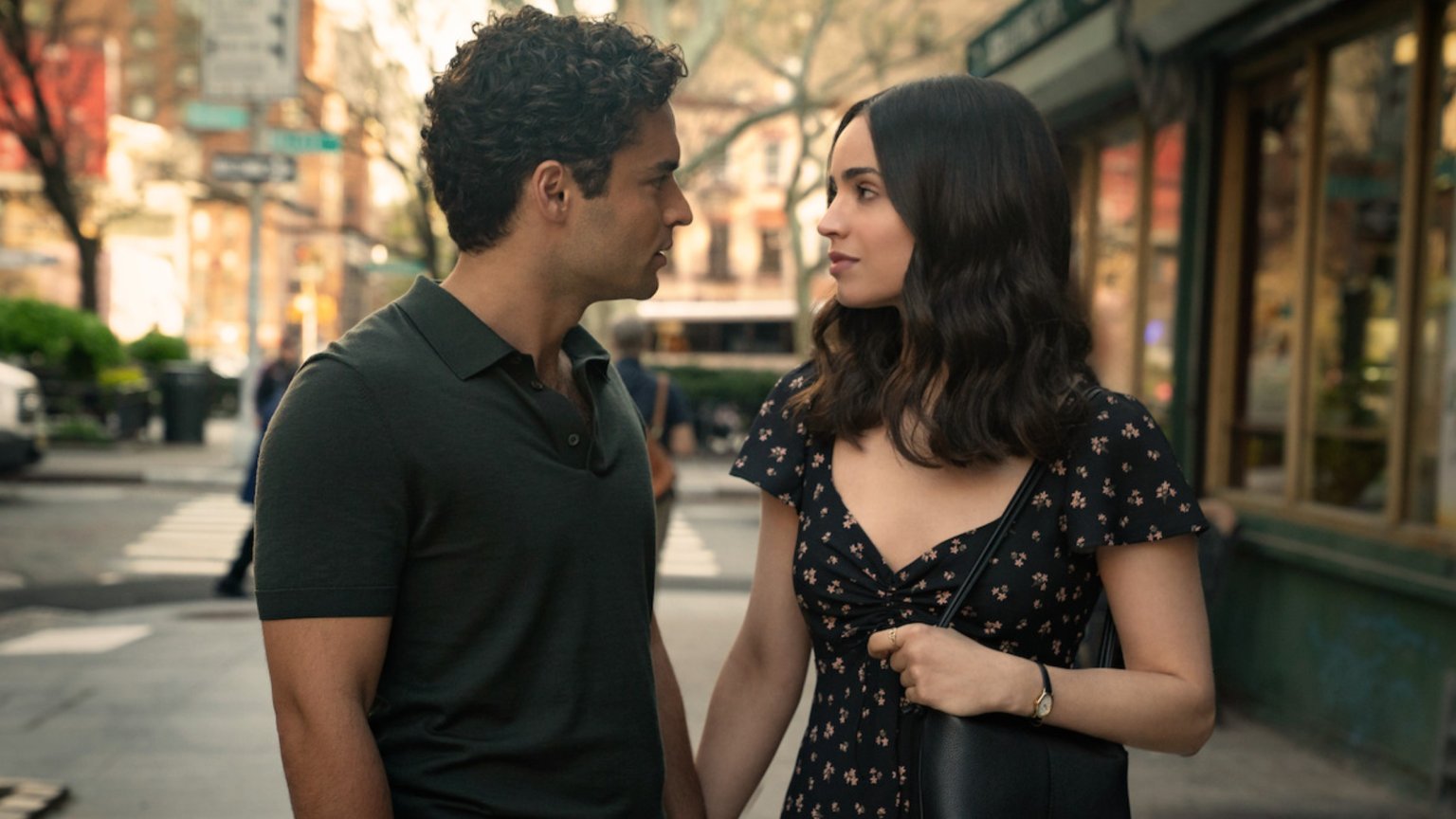 Netflix onthult eerste beelden en releasedatum van nieuwe romcom met ...