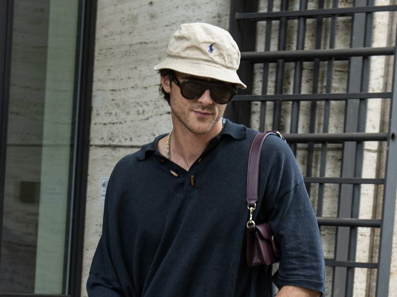 Statt Sneaker: Im Winter 2025 tragen alle den „Moc Toe“-Schuhtrend von ...