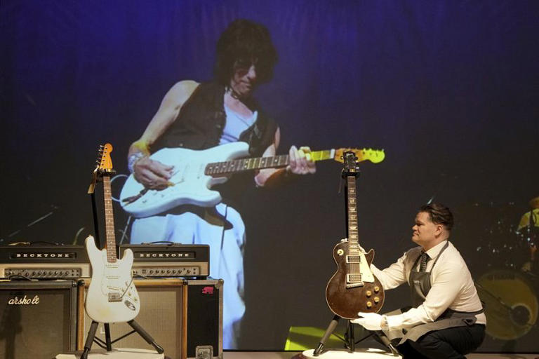 Jeff Beck’s iconic guitars fetch nearly €10 million at UK auction