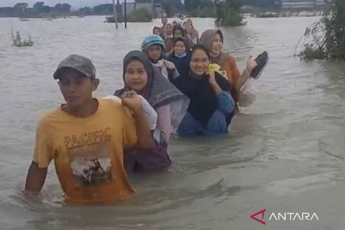 Banjir Rendam Dua Desa di Kudus, Warga Bertahan di Tengah Genangan Banjir Rendam Dua Desa di Kudus, Warga Bertahan di Tengah Genangan