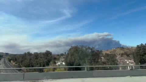 US: Hughes Fire Breaks Out Near Lake Castaic, Prompting Evacuation Of ...