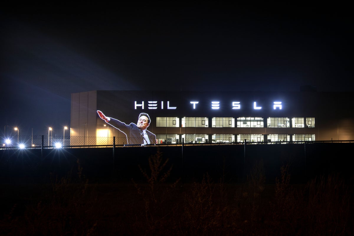 UK group projects ‘Heil Tesla’ and Elon Musk’s hand gesture onto German ...