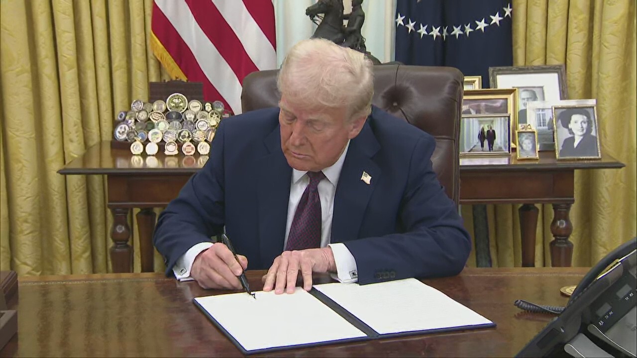 Pres. Trump signs order to declassify JFK, RFK, MLK docs