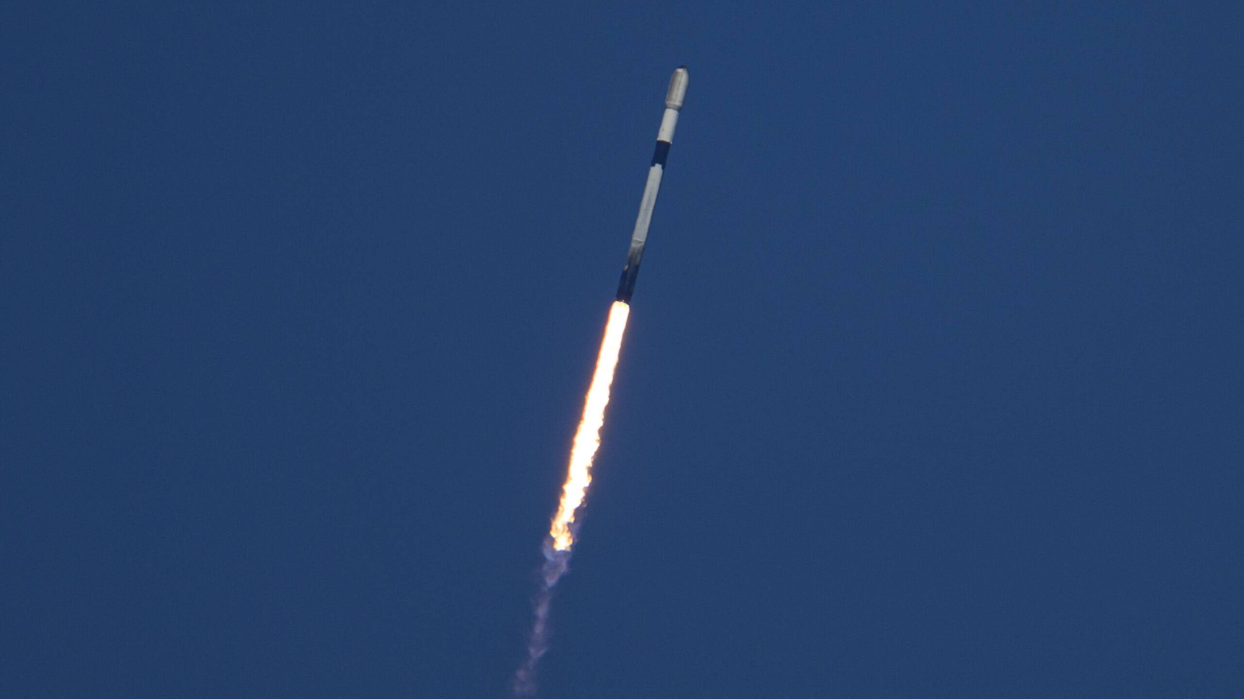 Incredible Moment British Pilot, 29, Films Russian Rocket Soar Past His ...