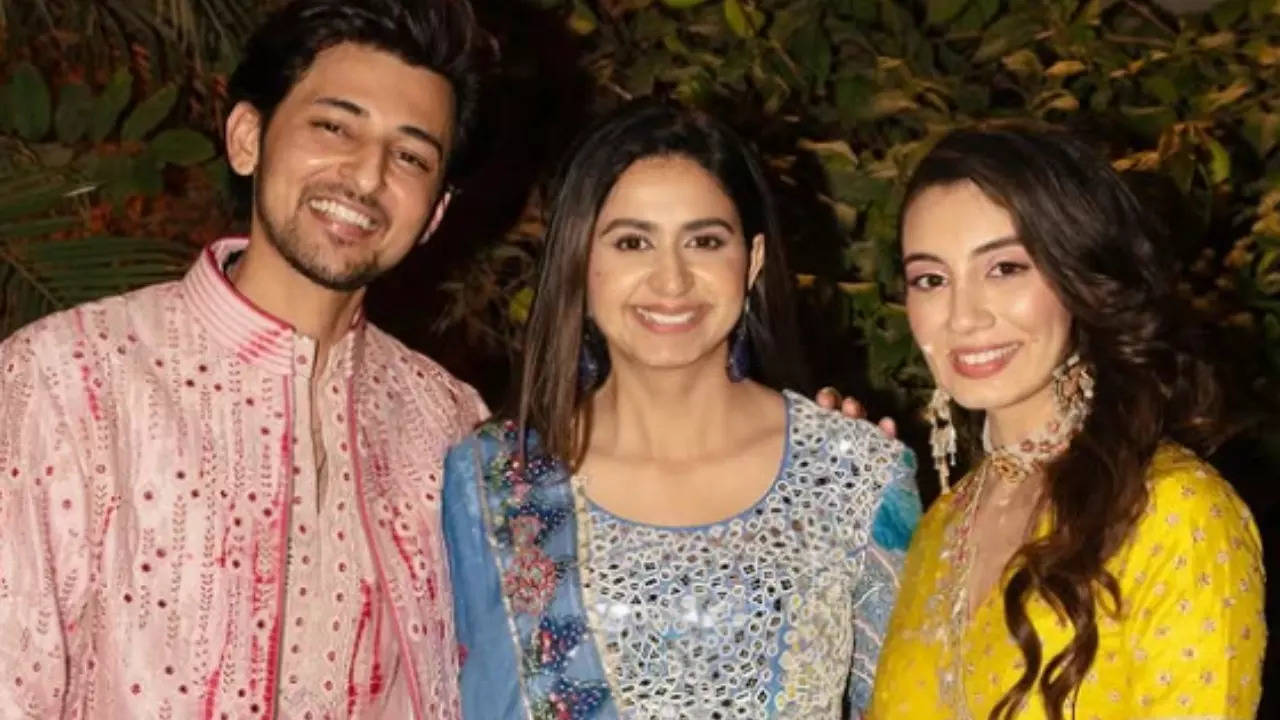 Kinjal Dave steals the show with Garba beats at Darshan Raval’s wedding ...
