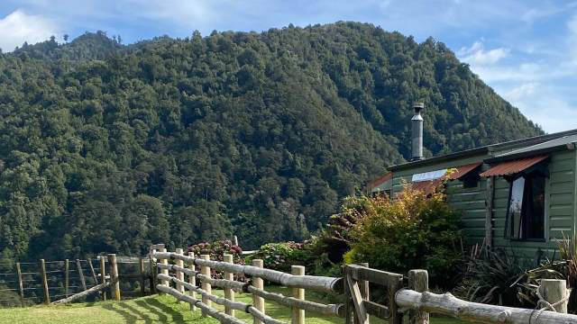 Off-grid homeowner shares breathtaking images of 'amazing' remote cabin ...