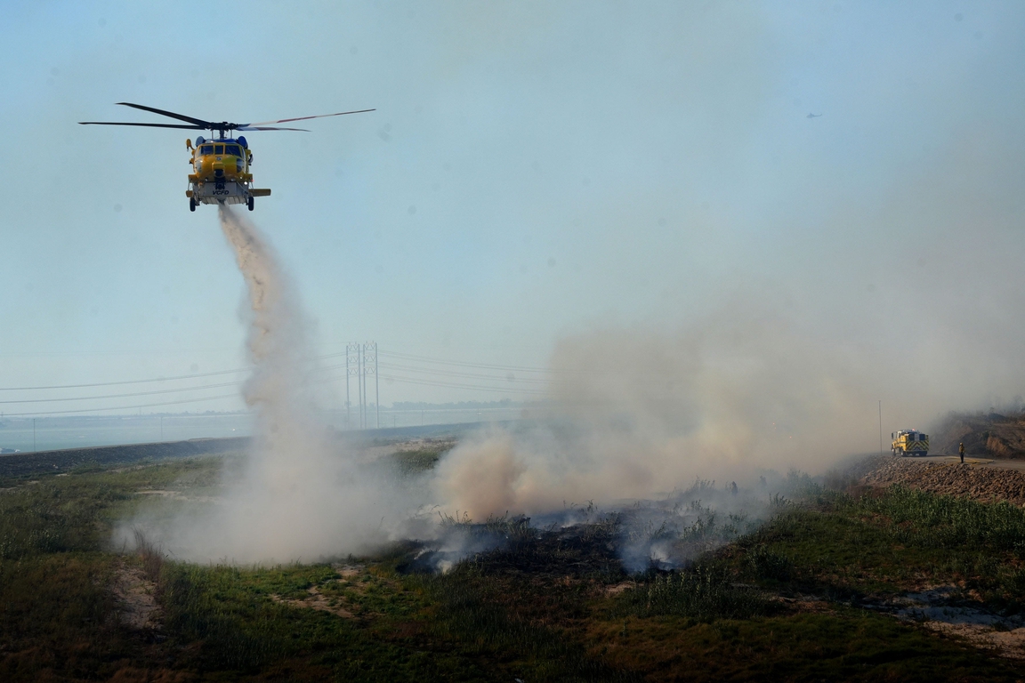 Firefighters battle Laguna Fire near Camarillo, CA