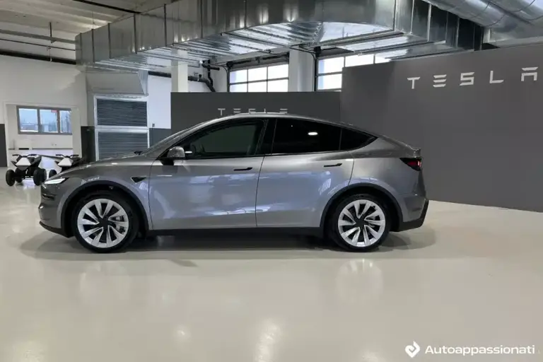 Ecco la Tesla Model Y 2025: cosa cambia, prezzi e info