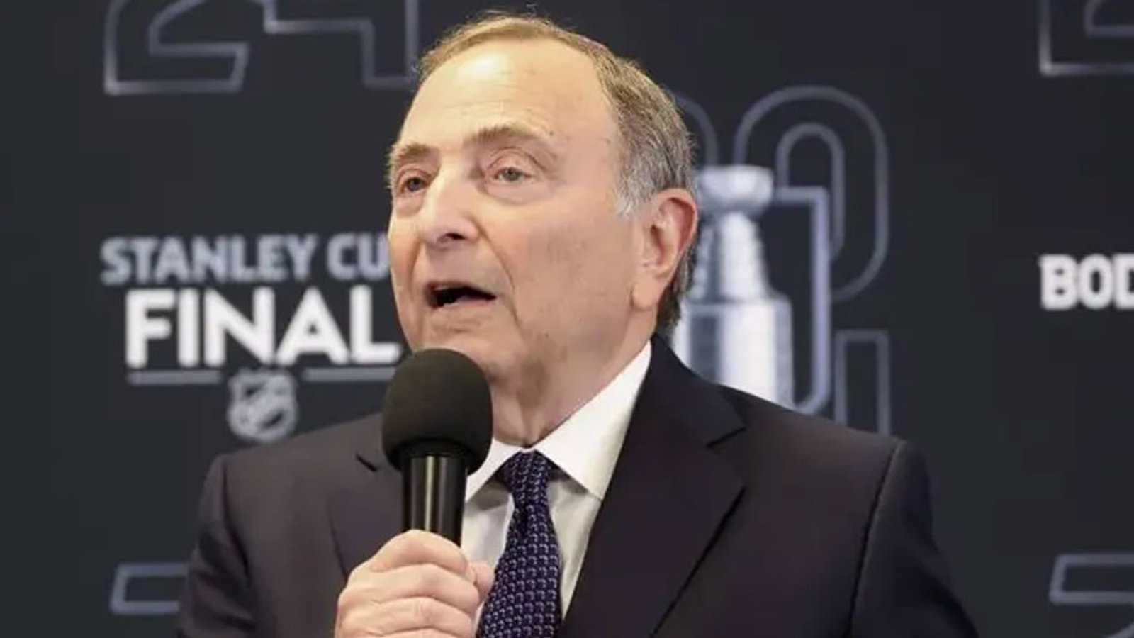 Gary Bettman officially notifies NHL that he will retire
