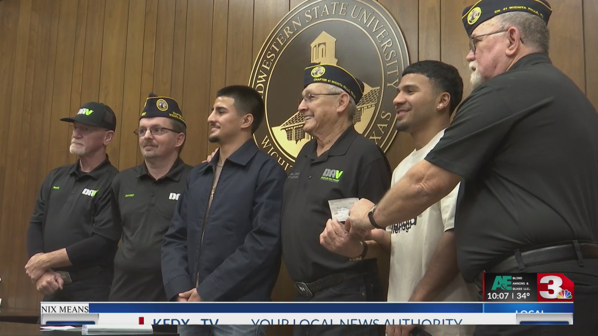 DAV presents scholarship to local boxer