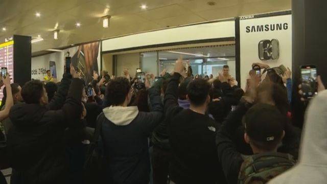 A eufórica receção a ProfJam e Lon3r Johny no aeroporto de Lisboa