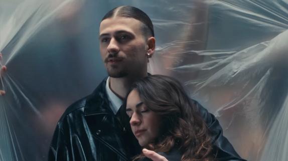 Pierre Garnier amoureux fou dans son nouveau clip déchirant "Adieu ...