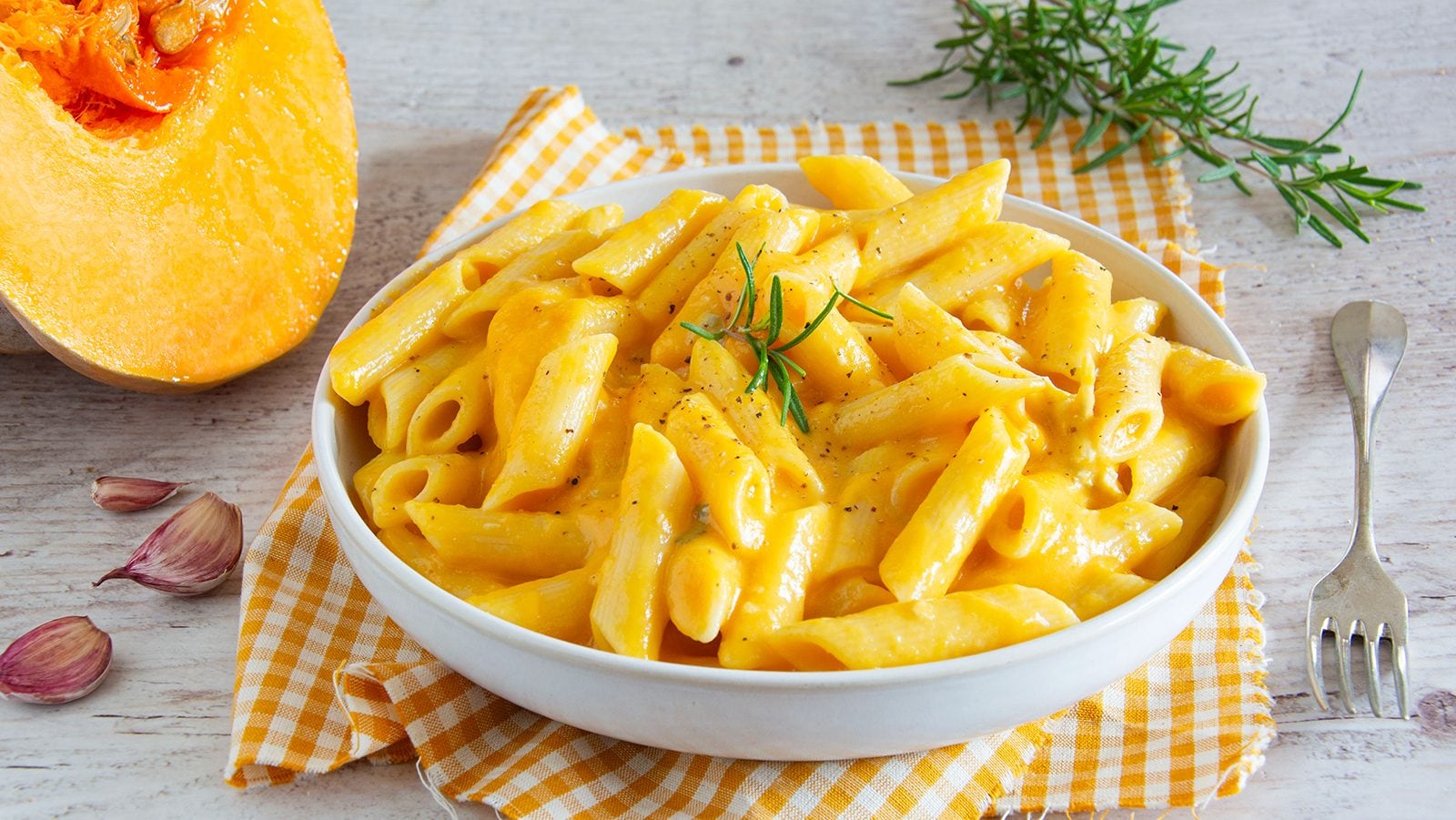 Pasta zucca e gorgonzola: la ricetta del primo piatto avvolgente e gustoso