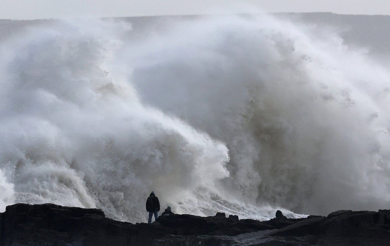 Powerful storm with raging winds lashes Irish Republic, parts of U.K.