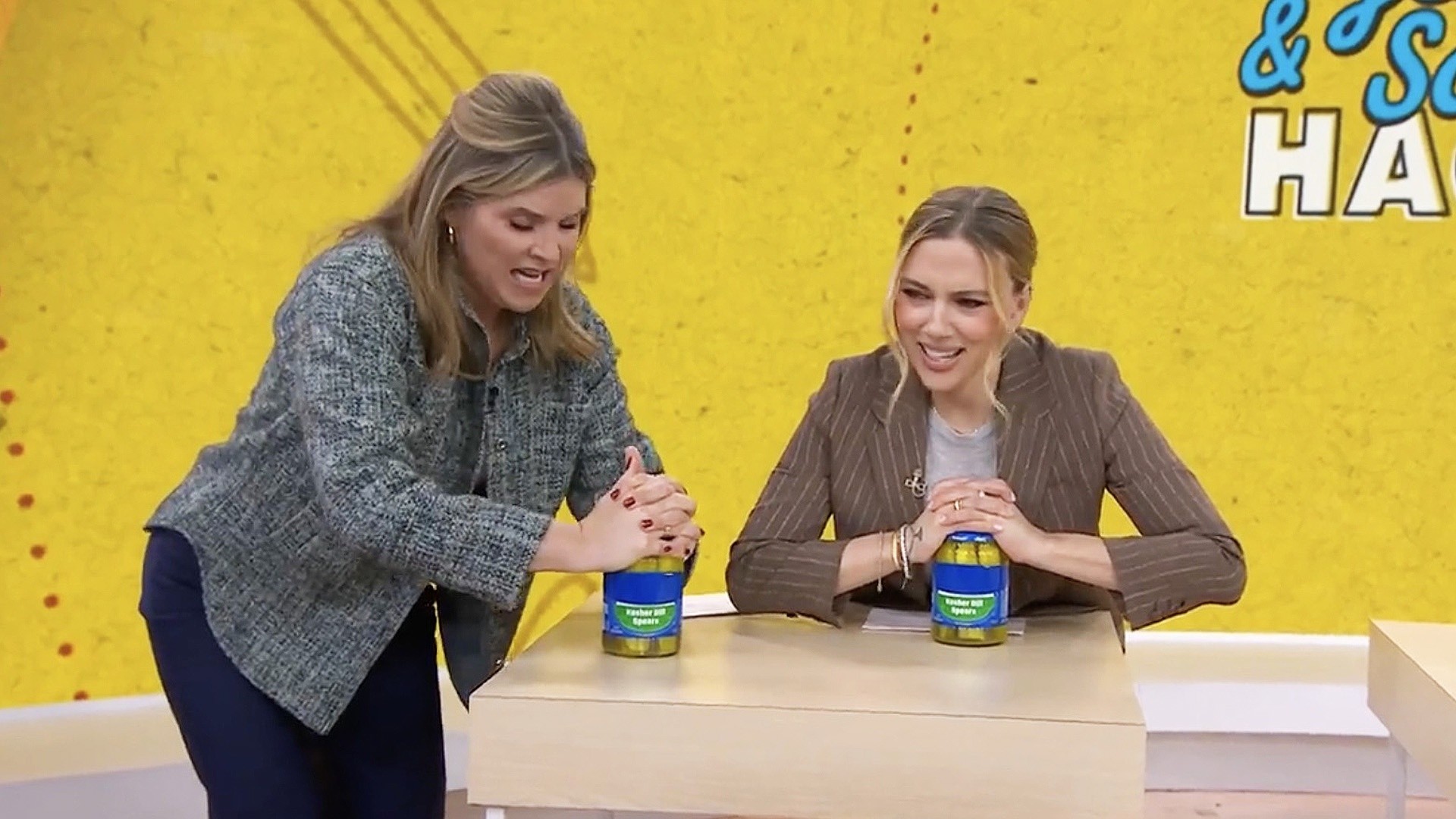 Scarlett Johansson shows Jenna Bush Hager her pickle jar hack