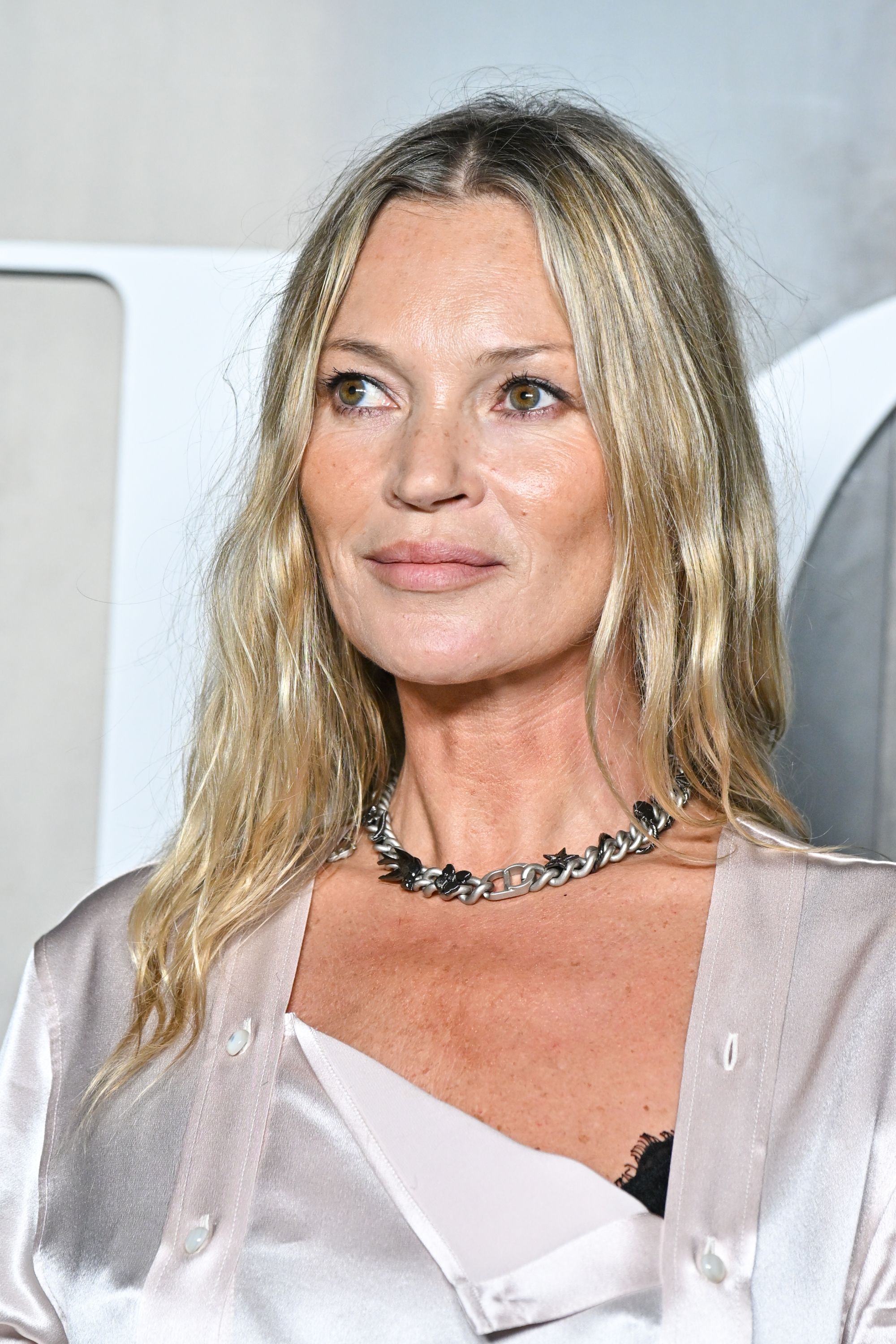 Kate Moss en el desfile de Dior Homme muestra cómo usar vestido lencero ...