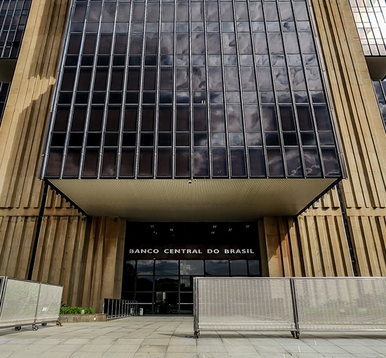 Brasil enfrenta maior déficit externo em 5 anos: Rombo bilionário de US ...