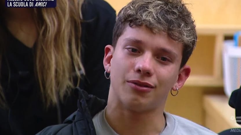 Alessio costretto a lasciare Amici 24, Maria De Filippi: “Devi operarti ...