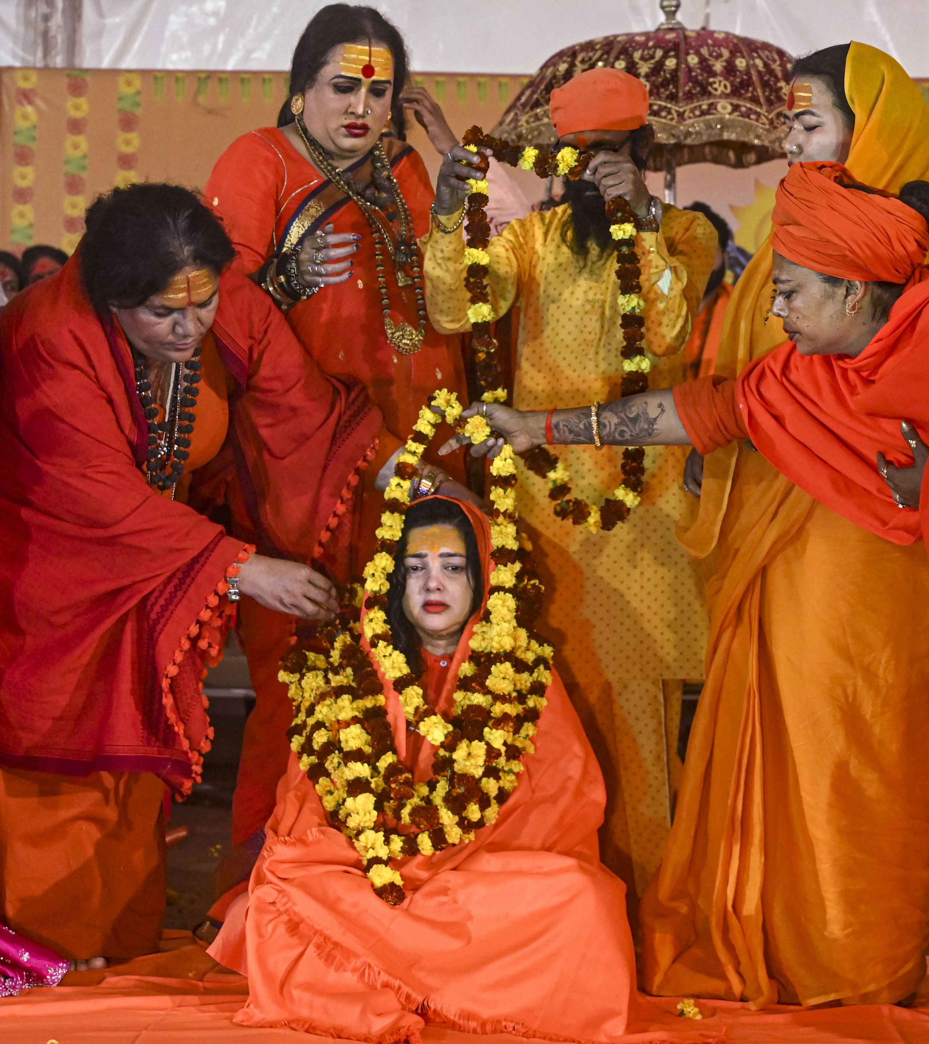 Maha Kumbh: Actor Mamta Kulkarni renounces worldly life, becomes Mai ...