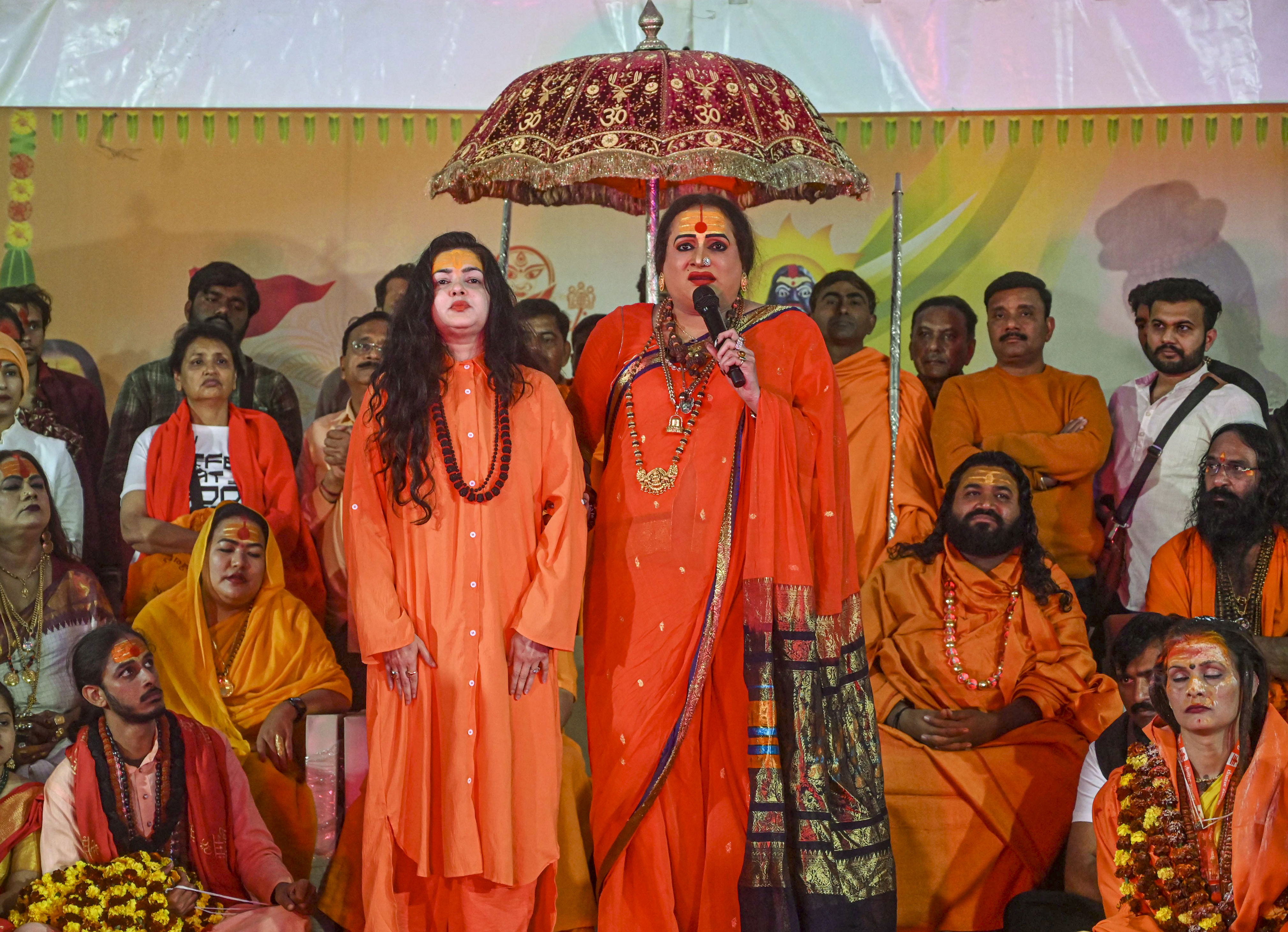 Maha Kumbh: Actor Mamta Kulkarni renounces worldly life, becomes Mai ...