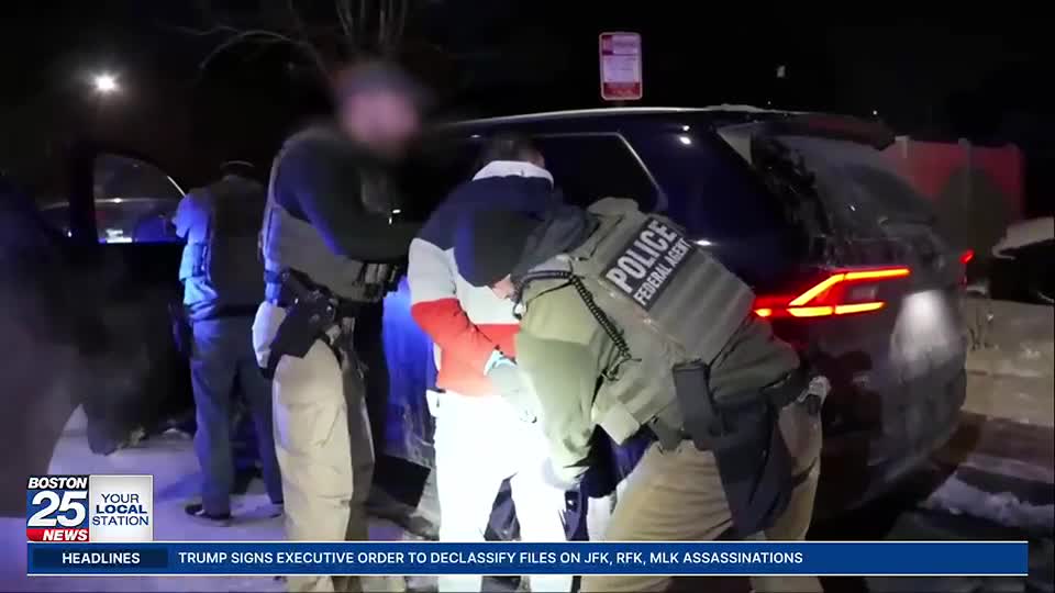 Trump gives ICE power to quickly deport migrants Biden allowed into US ...