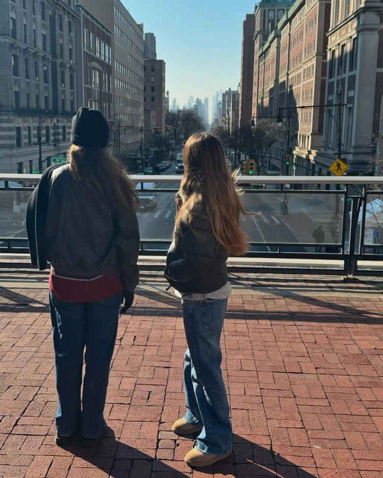 Jessica Alba stuns in sheer tights and killer boots as she enjoy girls ...