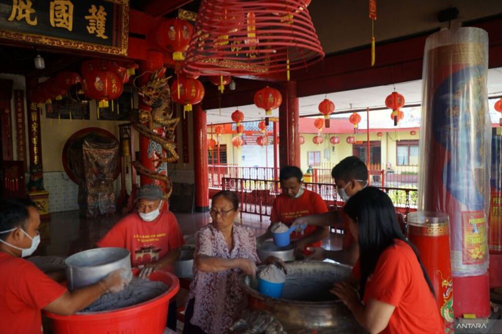Tradisi Mengayak Abu Jelang Imlek, Ini Filosofinya