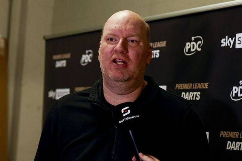 Darts star slams Stephen Bunting's on-stage behaviour – 'he believes he ...