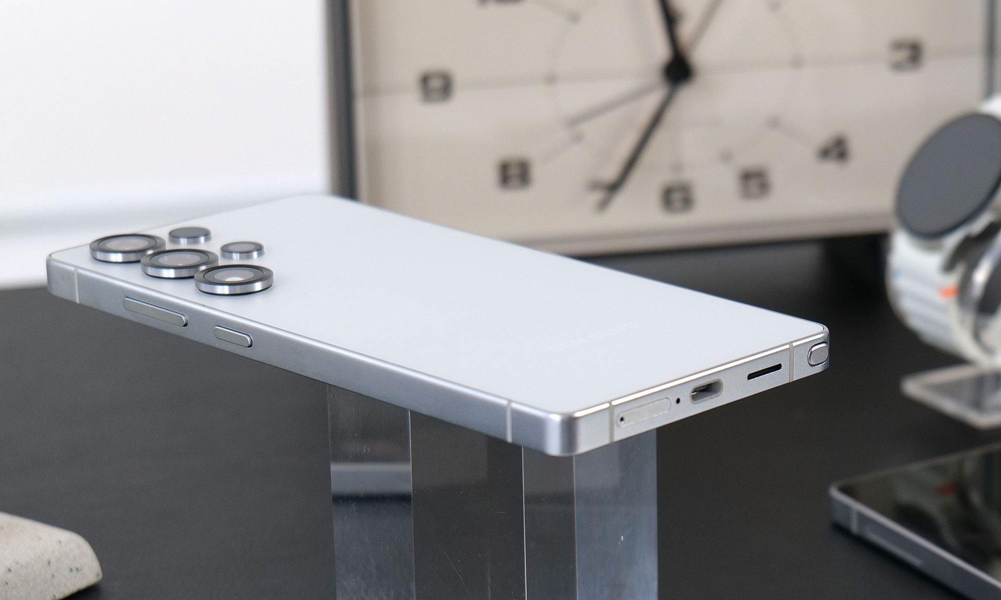 Curvy sides, flat edges: The Galaxy S25 and the arbitrary shape of ...