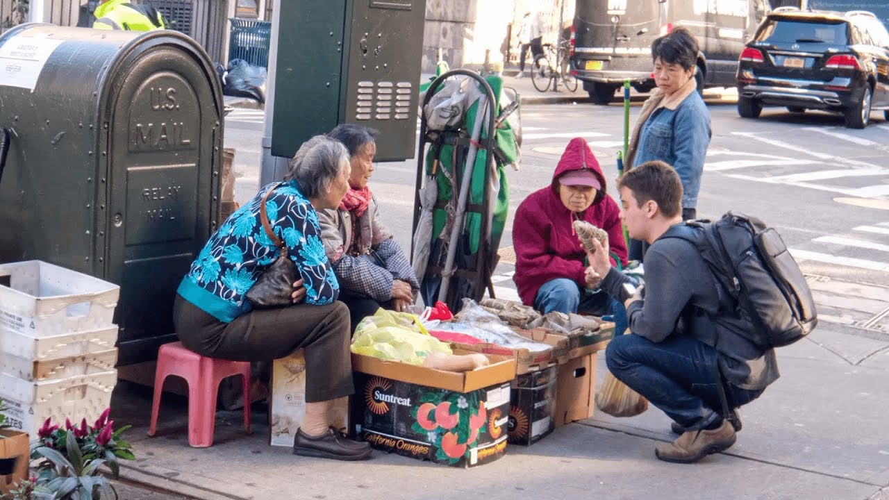 White guy surprises people in NYC Chinatown with perfect Chinese