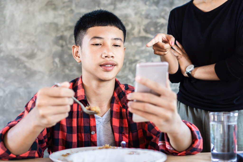 14 Dinner Table Rules You Couldn’t Break Without Getting The Look