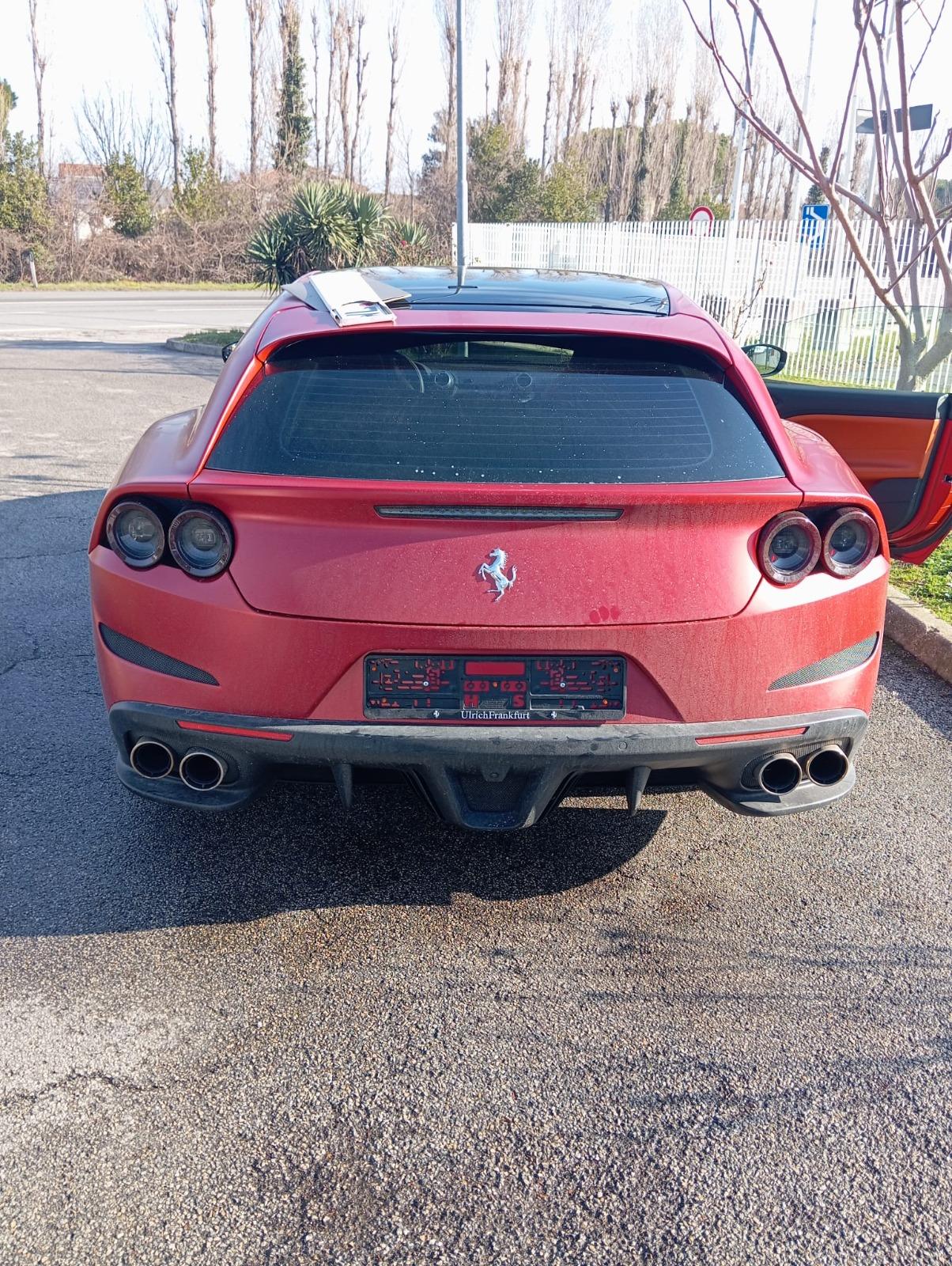 Sfreccia in centro a Rimini con una Ferrari rossa fiammante, ma la ...