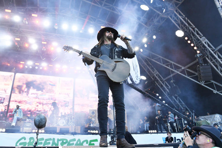 Noah Cyrus Joins Family’s Growing Concerns For Billy Ray Cyrus After ...