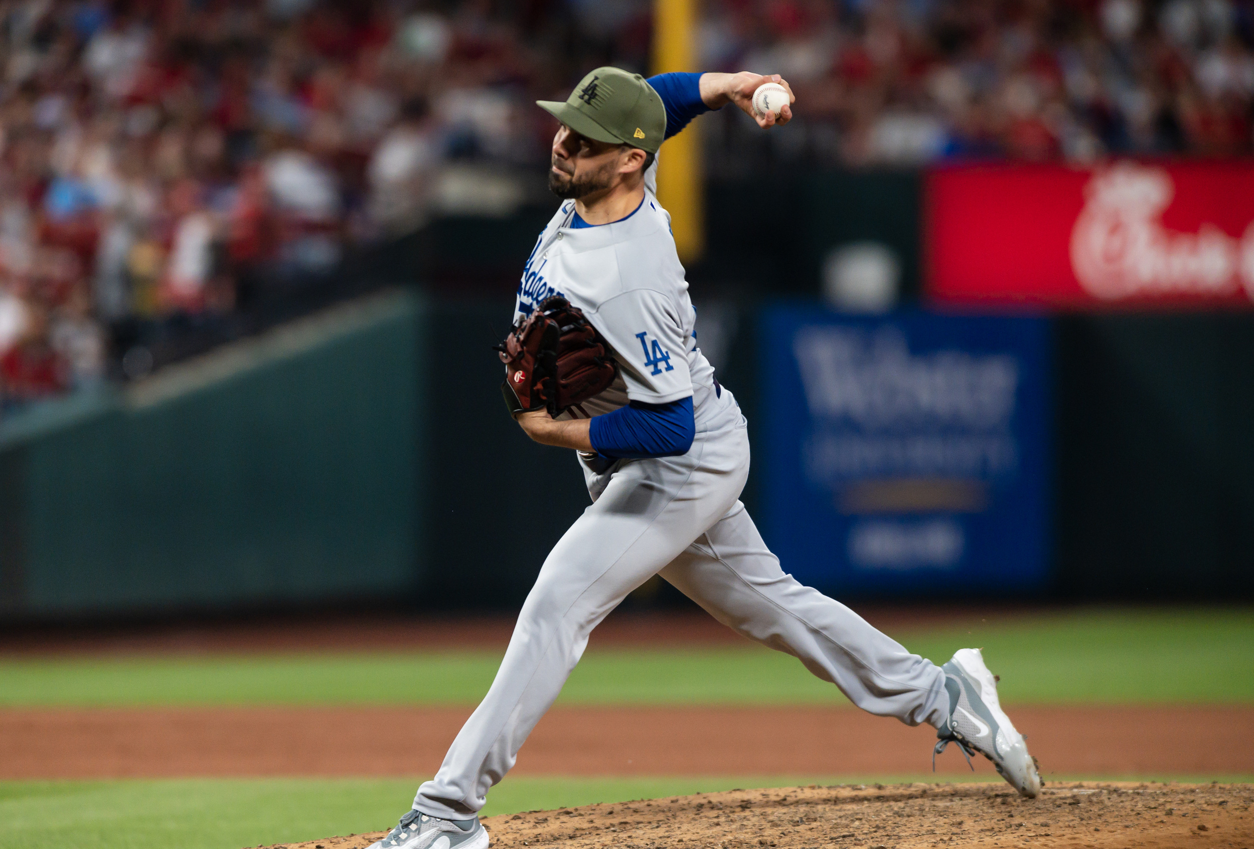 Former Dodgers reliever announces retirement