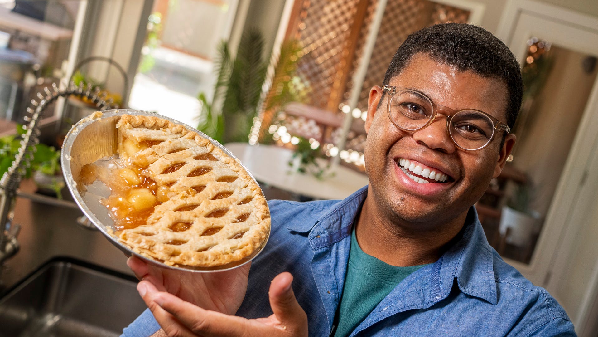 Video: How to prevent your pie crust from burning with this aluminum ...