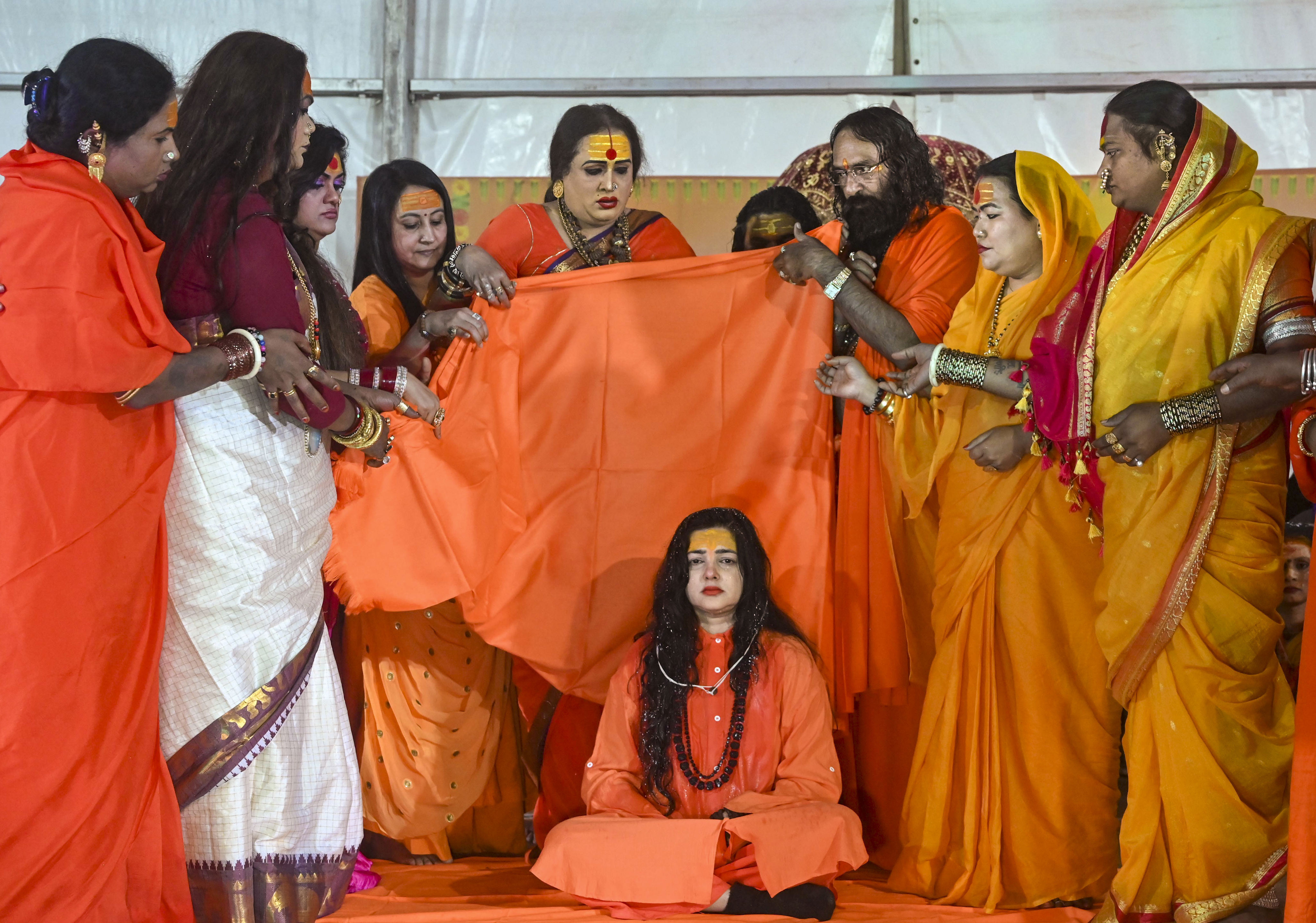 Maha Kumbh: Actor Mamta Kulkarni renounces worldly life, becomes Mai ...