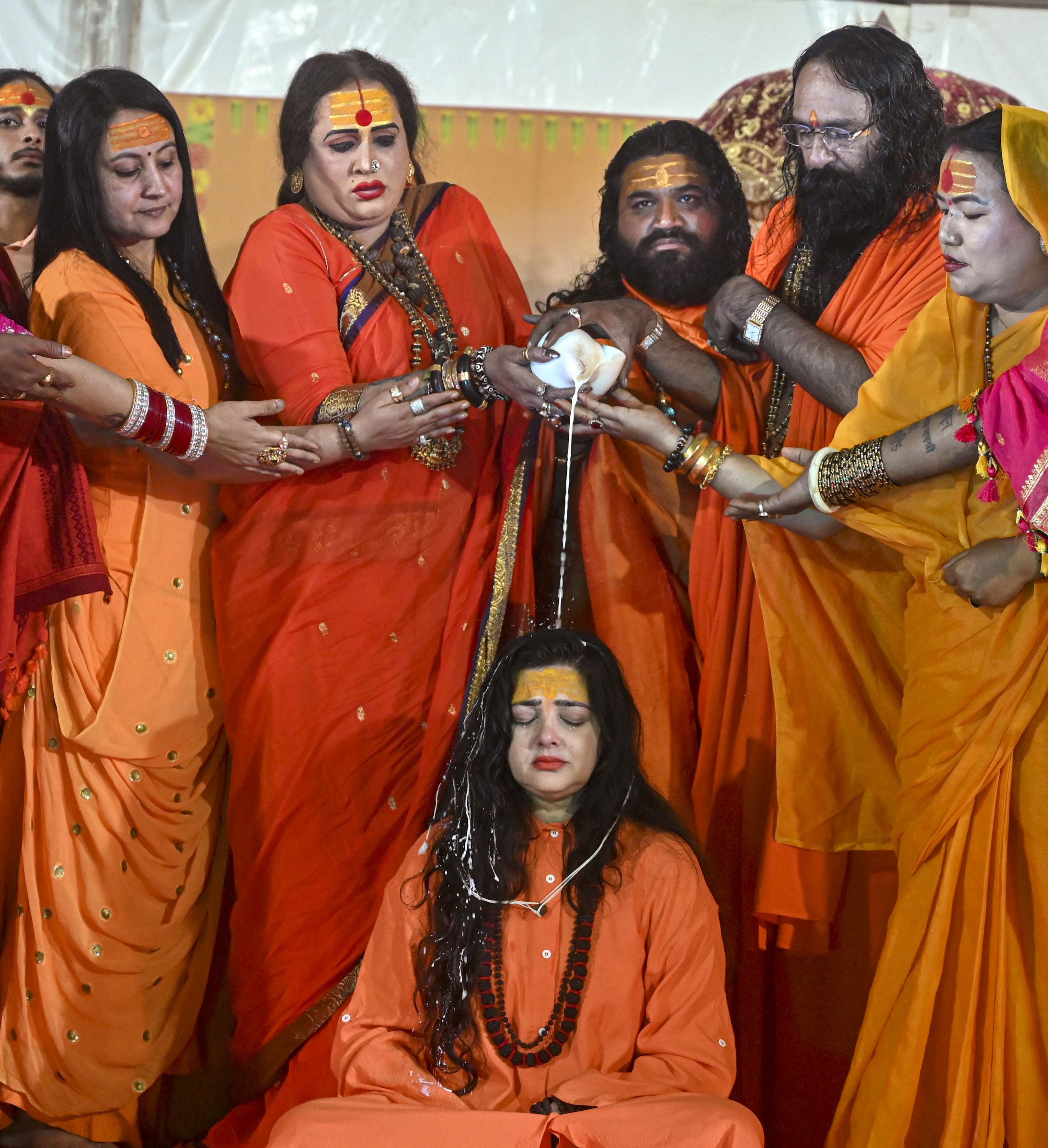 Maha Kumbh: Actor Mamta Kulkarni renounces worldly life, becomes Mai ...