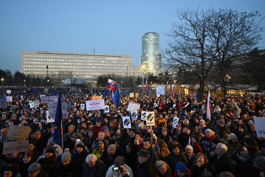 Tens of thousands protest in Slovakia over pro-Russia policies of ...