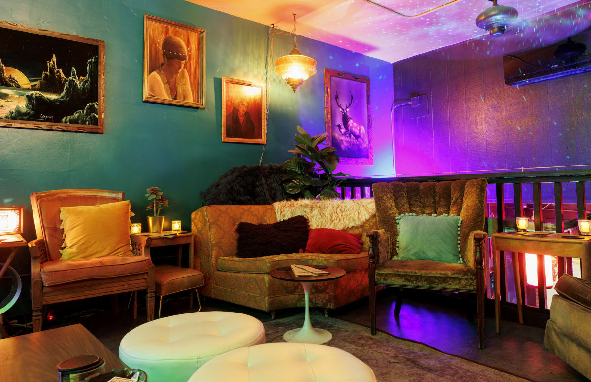 9 Seattle Bars Where You Can Read In Peace