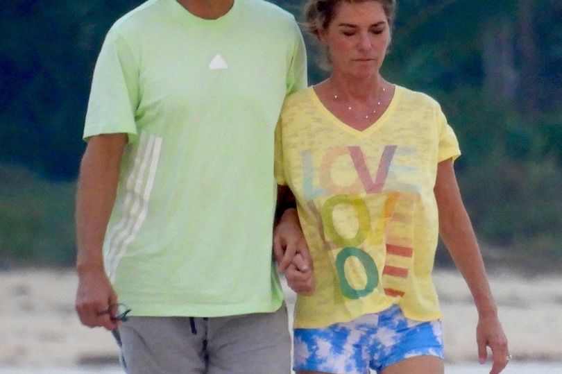 Shania Twain looks unrecognizable as she takes a stroll on the beach ...